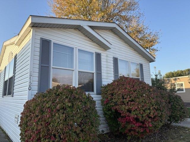 17120 Scarborough Dr, Macomb, MI 48044