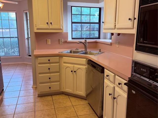 1712 Colonial Court