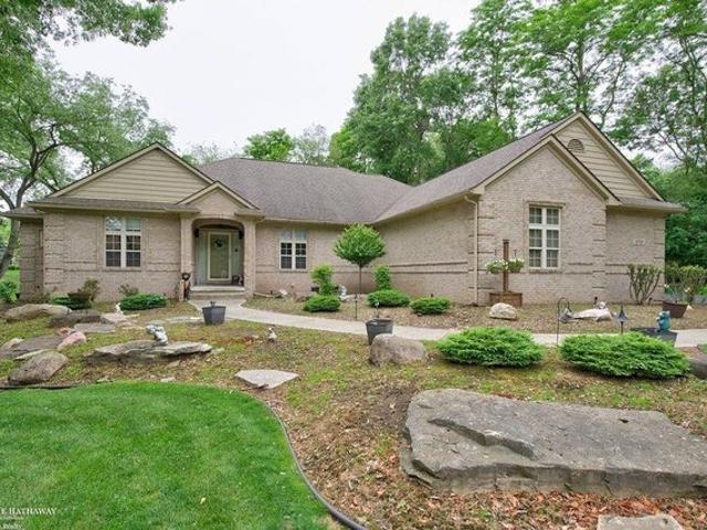 1712 Wood Trl, Oxford, MI 48371