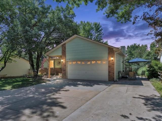 1713 E Cresthill Rd, Derby, KS 67037