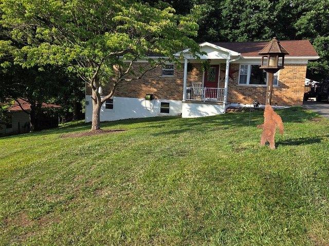 171 Roop Dr, Mount Hope, WV 25880