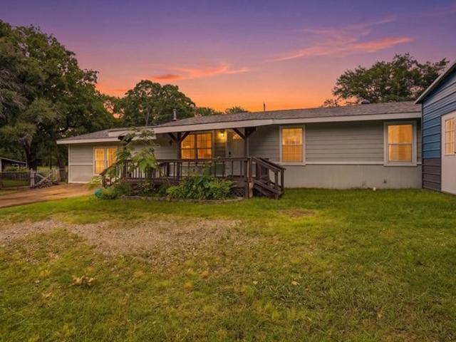 1724 E Crestway Dr, West Tawakoni, TX 75474
