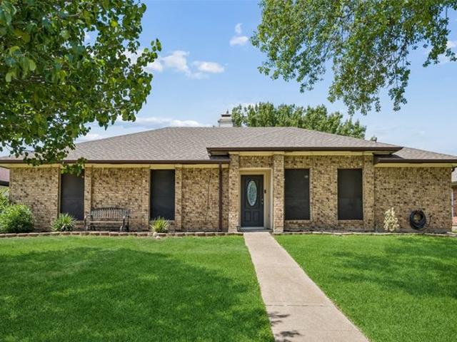 1725 Mayflower Dr, Carrollton, TX 75007