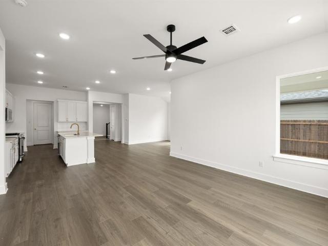 1725 Nesting Robin Ln, Krum, TX 76249 | MLS #21193