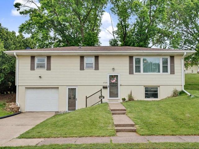 1725 Bristol Dr, Dubuque, IA 52001