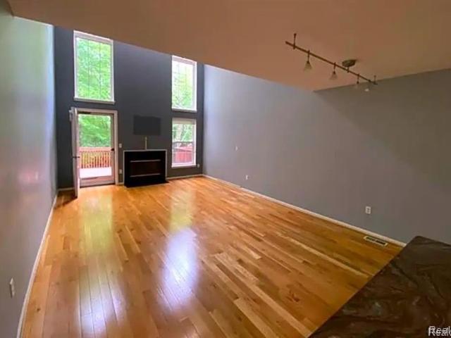 1725 HERON Circle