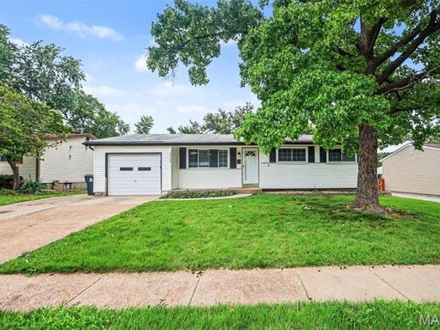 1725 Yaqui Dr, Florissant, MO 63031