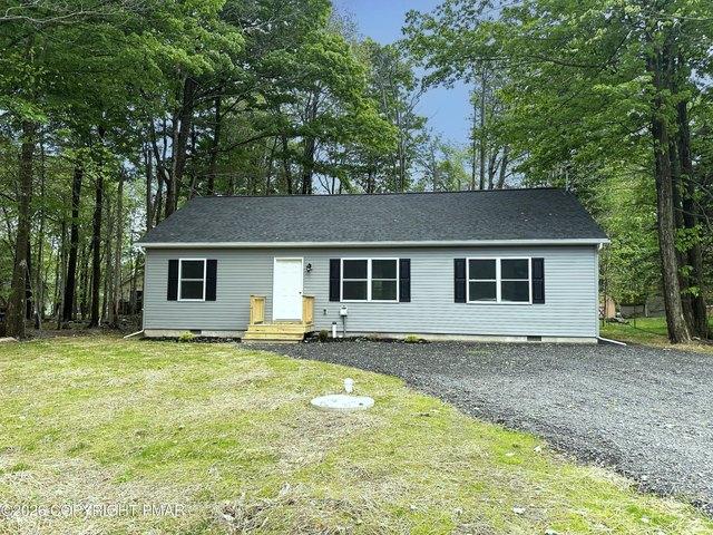 1726 Rolling Hills Dr, Tobyhanna, PA 18466