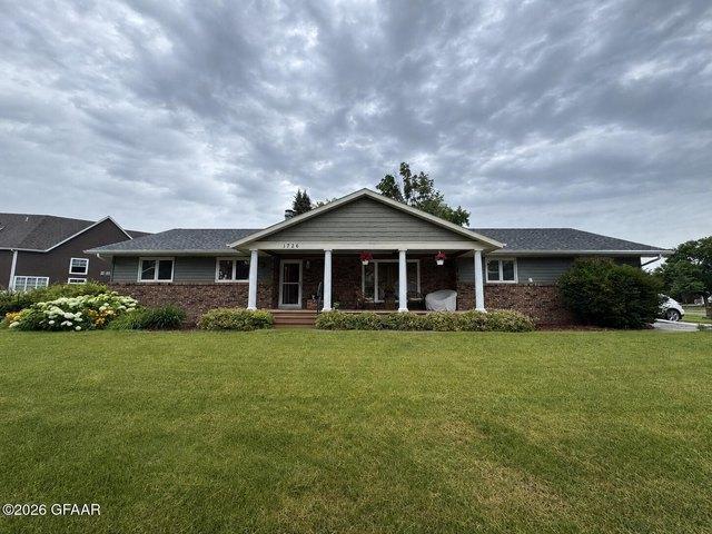 1726 S 35th St, Grand Forks, ND 58201