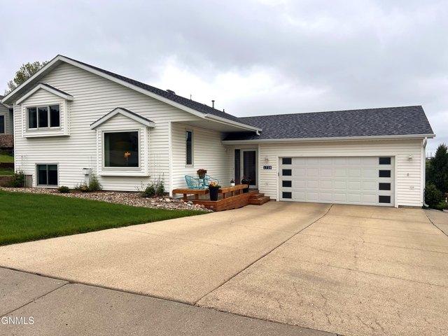 1726 Volk Dr, Bismarck, ND 58501