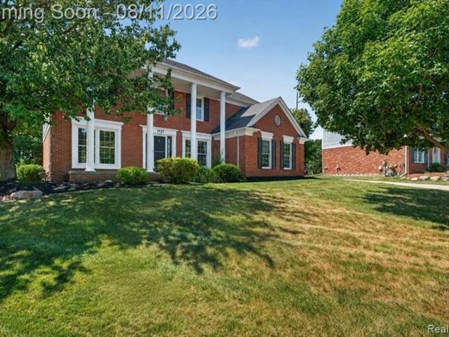 1727 Hillcrest Dr, Rochester Hills, MI 48306