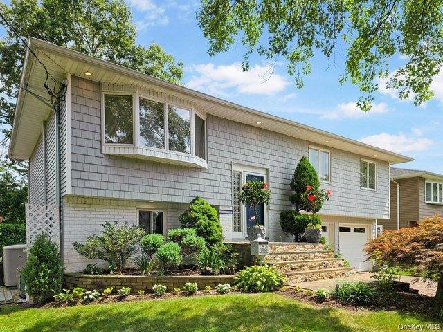 1727 Roberta Ln, Merrick, NY 11566