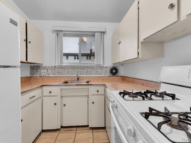 17288 BENTLER Street # 27