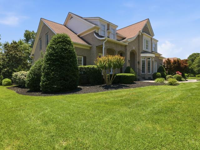 1728 Surrey Dr