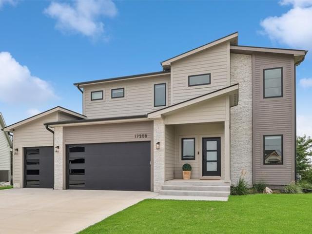 17208 Brookview Dr, Urbandale, IA 50263