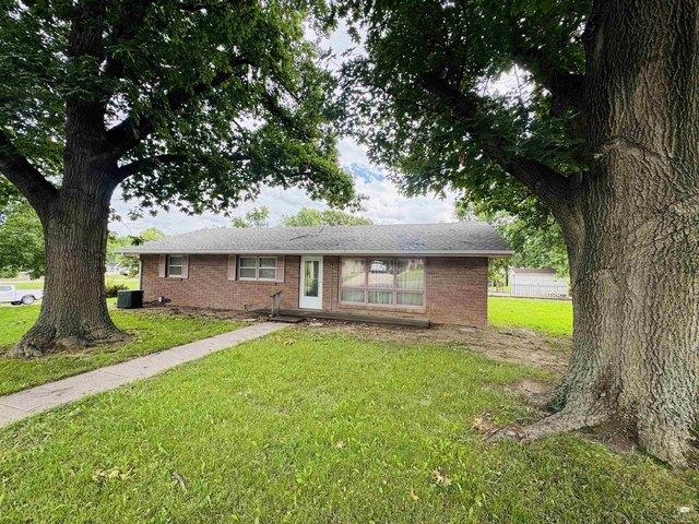 1721 Carolyn Dr, Clay Center, KS 67432