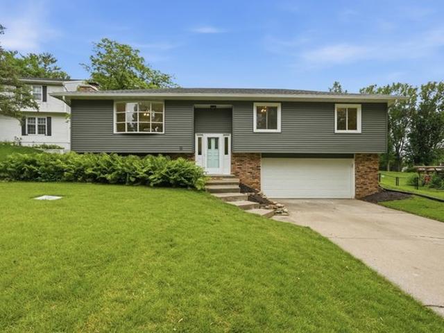 1721 E 42nd Ct, Davenport, IA 52807