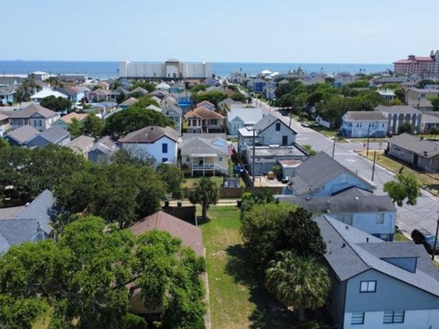 1723 M 1/2 Ave, Galveston, TX 77550