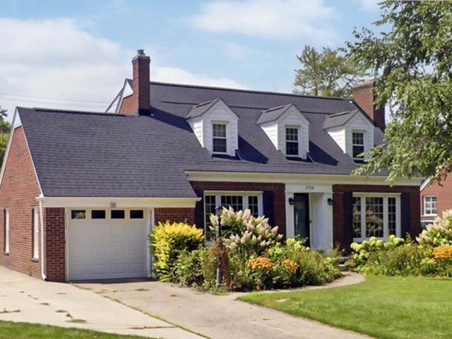 1723 Hawthorne Rd, Grosse Pointe Woods, MI 48236