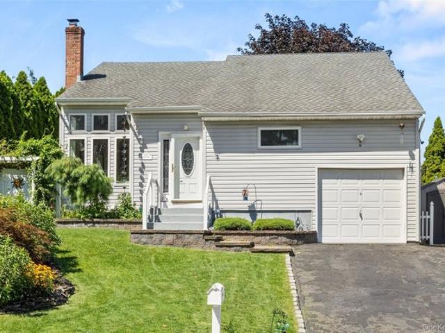 172 11th Ave, Holtsville, NY 11742