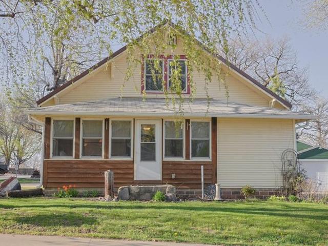172 Iowa St, Arnolds Park, IA 51331