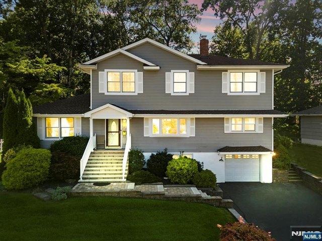 172 Rafkind Rd, Bloomingdale, NJ 07403