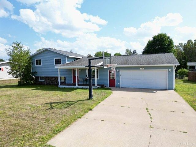 1735 Rosewood Ln, Ishpeming, MI 49849
