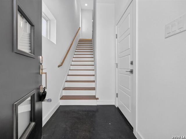 1735 W Gramercy Pl, Unit 201
