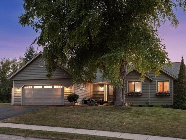 1736 White Oak Dr, Chaska, MN 55318