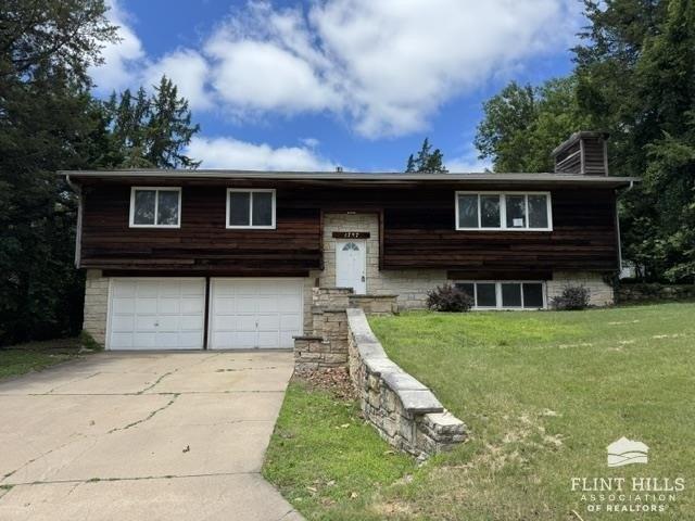 1737 Denholm Dr, Manhattan, KS 66503