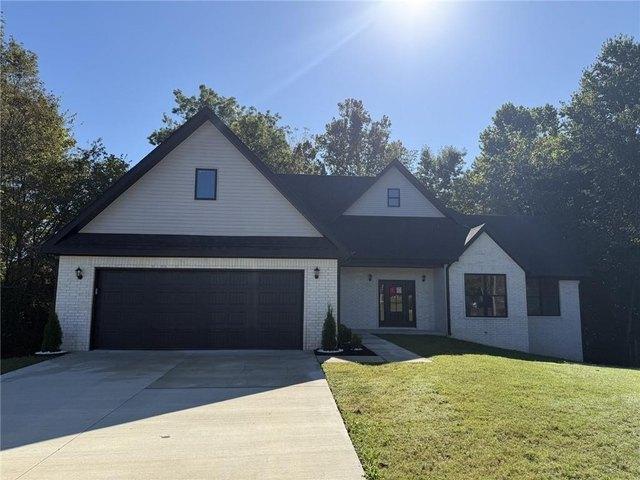 1738 N Knollcrest Cir, Fayetteville, AR 72704