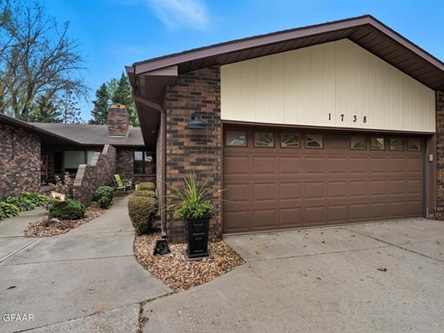 1738 S 34th St, Grand Forks, ND 58201