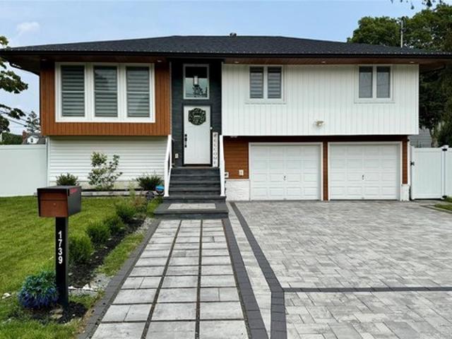 1739 Quarter St, West Babylon, NY 11704