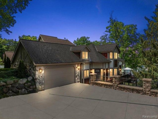 1739 Ridge Rd, White Lake, MI 48383