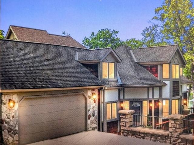1739 Ridge Rd, White Lake, MI 48383