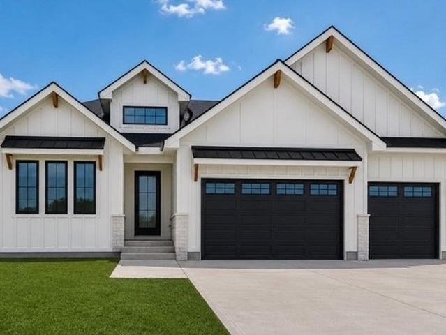 17312 Northview Dr, Urbandale, IA 50323