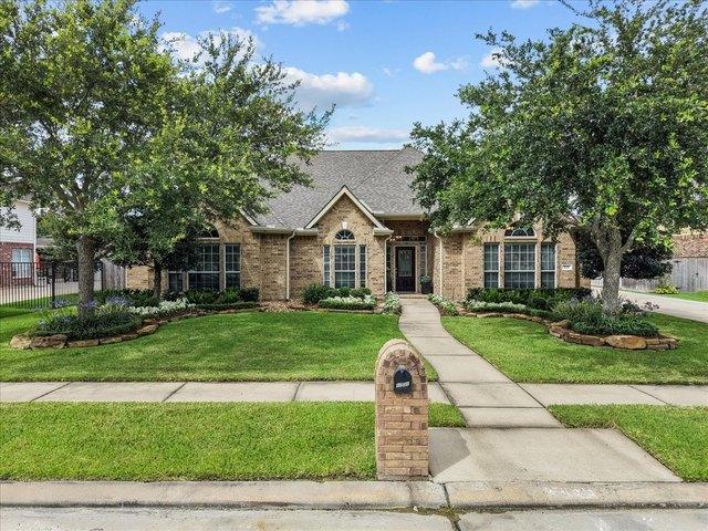 1731 Round Rock St, Friendswood, TX 77546