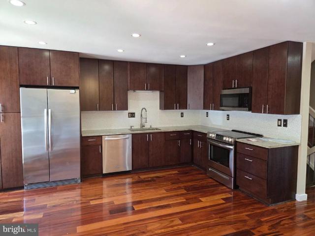 1733 Cy Court