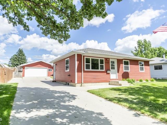 1733 Ryan Dr, Bismarck, ND 58501