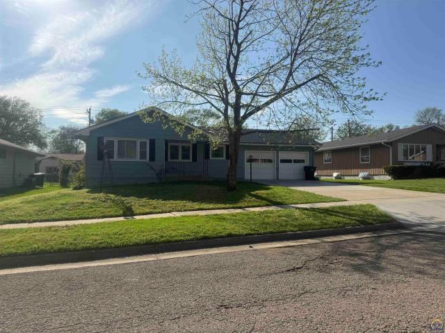 1733 SW Crest Dr, Topeka, KS 66604 | MLS #243944 | Compass