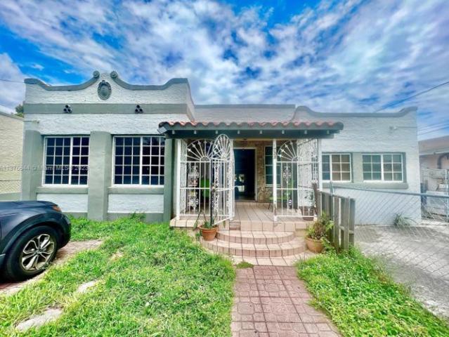 1733 16th St NW, Miami, FL 33125