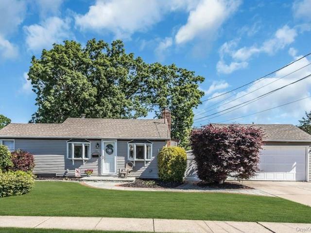 173 N Kings Ave, Massapequa, NY 11758