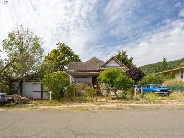 173 SE Miller Ave, Roseburg, OR 97470