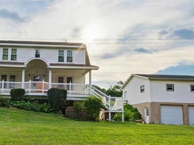 17465 Gardners Ln, Dubuque, IA 52001