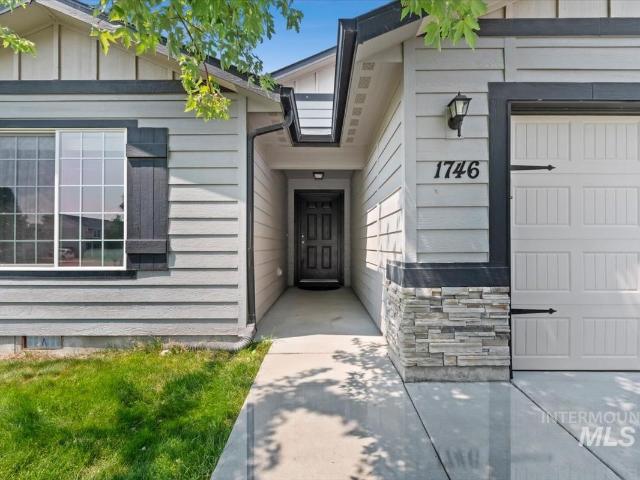 1746 E Deerhill Dr