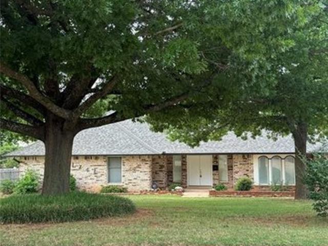 1746 W David Dr, Mustang, OK 73064