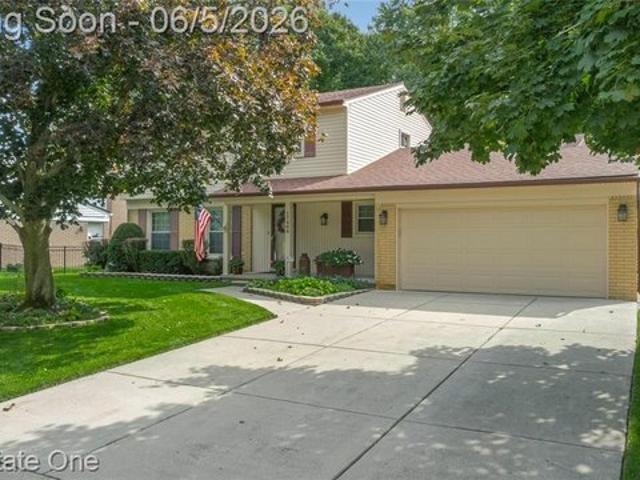 17486 Country Club Dr, Livonia, MI 48152