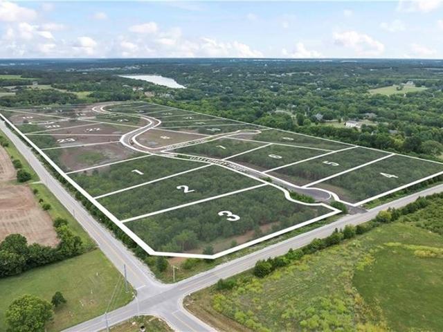 17490 Galloway Dr, Stilwell, KS 66085