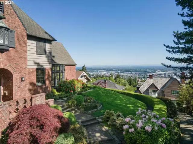 1740 SW HAWTHORNE TER, PORTLAND, OR 97201 Single Family Reside.