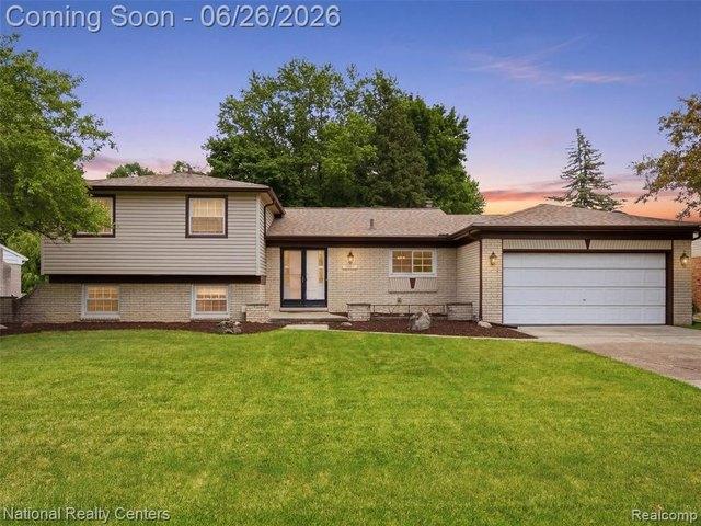 17418 Country Club Dr, Livonia, MI 48152